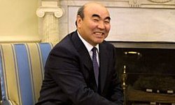 Askar Akaev Kimdir, Hayatı ve Resimleri