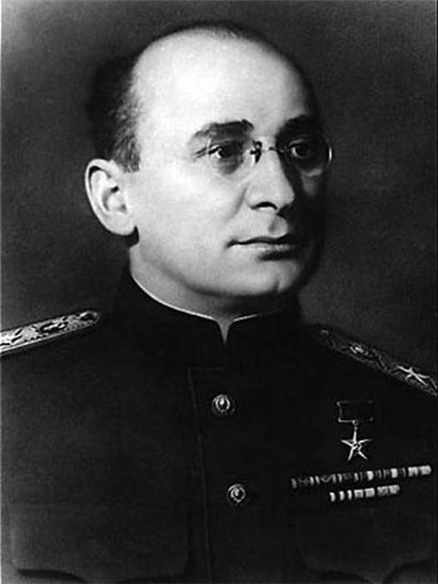 Lavrentiy Beria (Lavrenti Beriya) Kimdir, Hayatı ve Resimleri